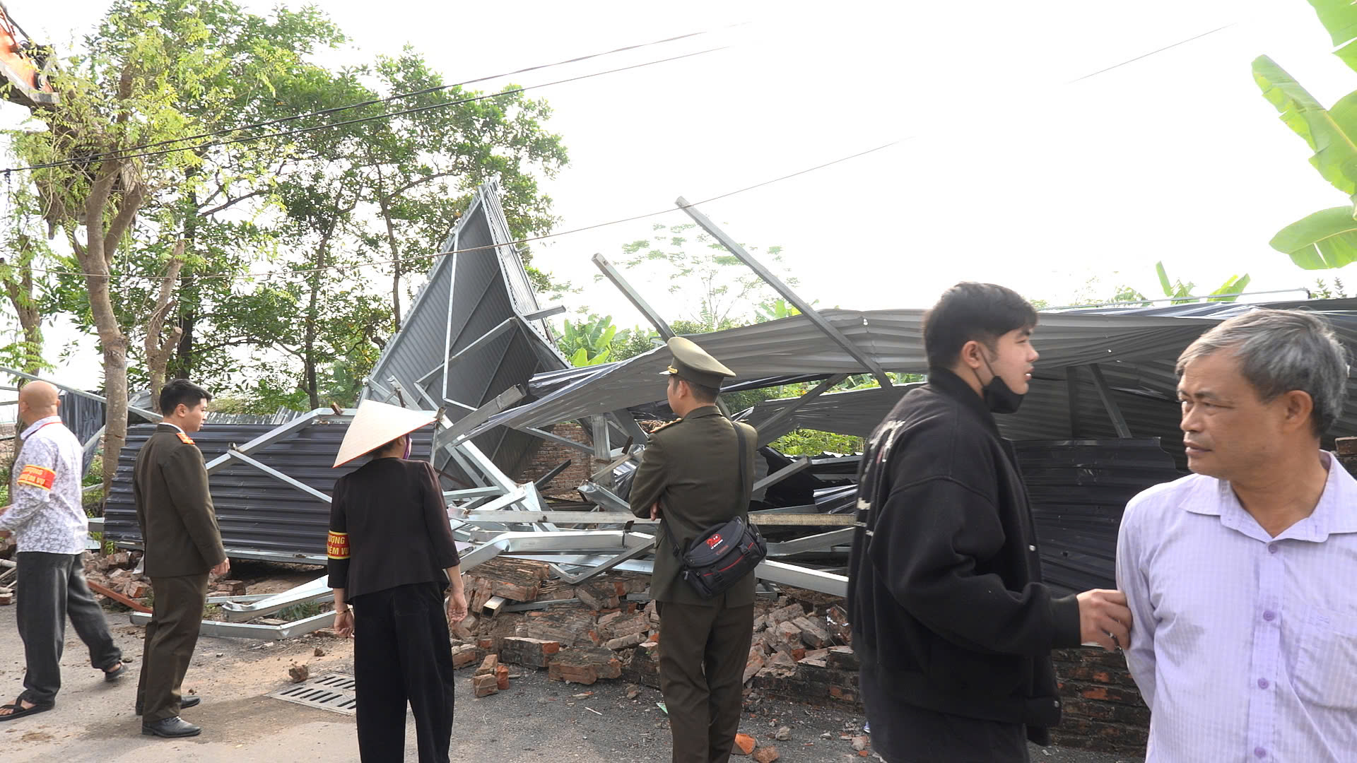 Xã Thanh Oai tổ chức cưỡng chế, phá dỡ các công trình xây dựng trái ...