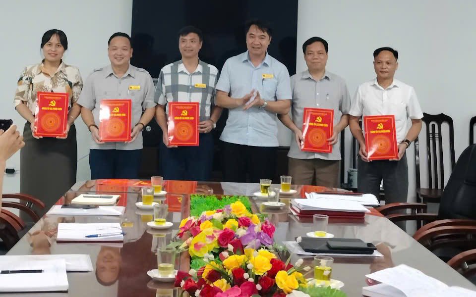 ĐẢNG ỦY CÁC CƠ QUAN ĐẢNG XÃ PHÚC SƠN TỔ CHỨC HỘI NGHỊ CÔNG BỐ VÀ TRAO ...