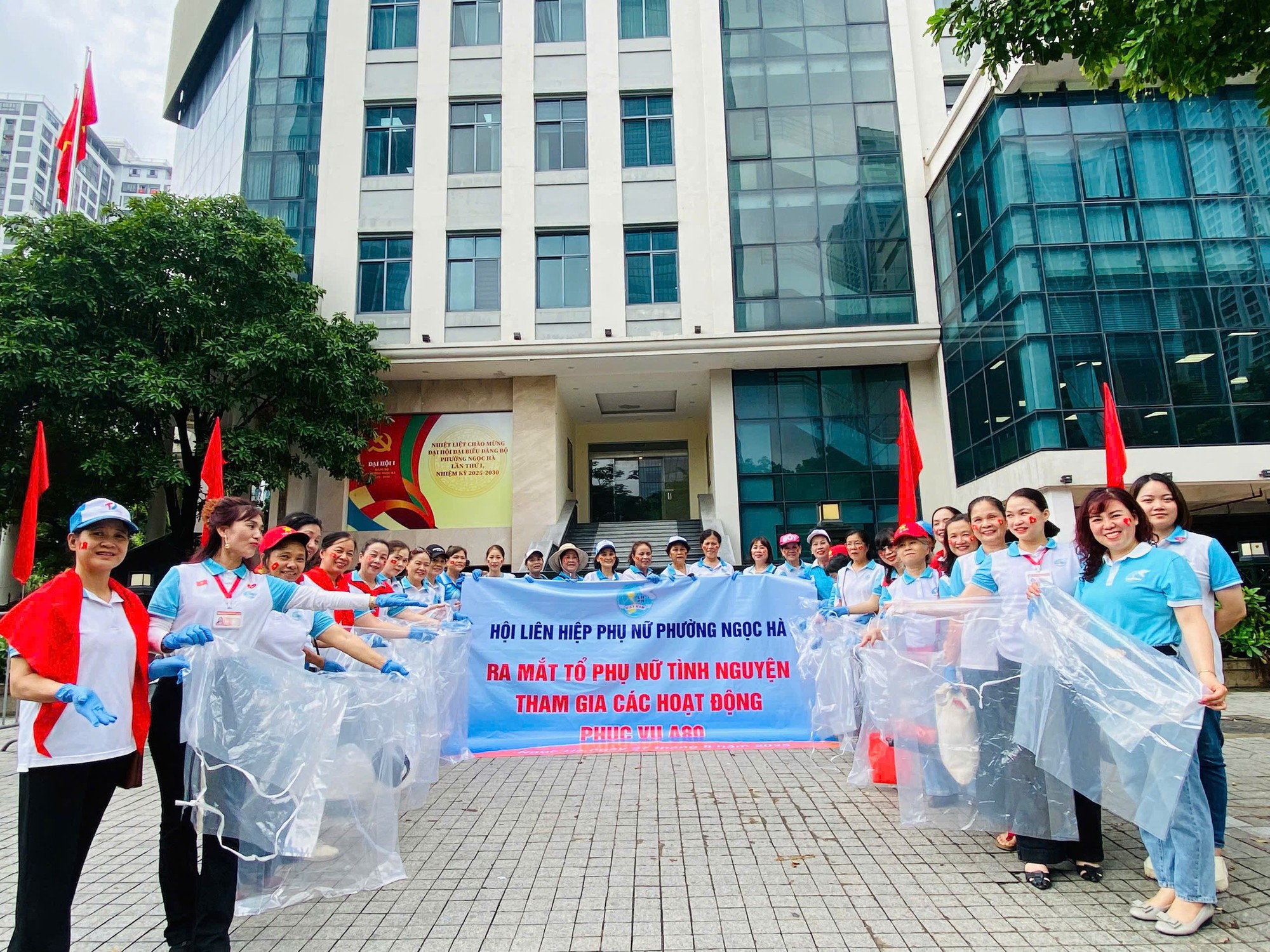 Phường Ngọc Hà chủ động thu gom rác tại tuyến diễu binh, diễu hành