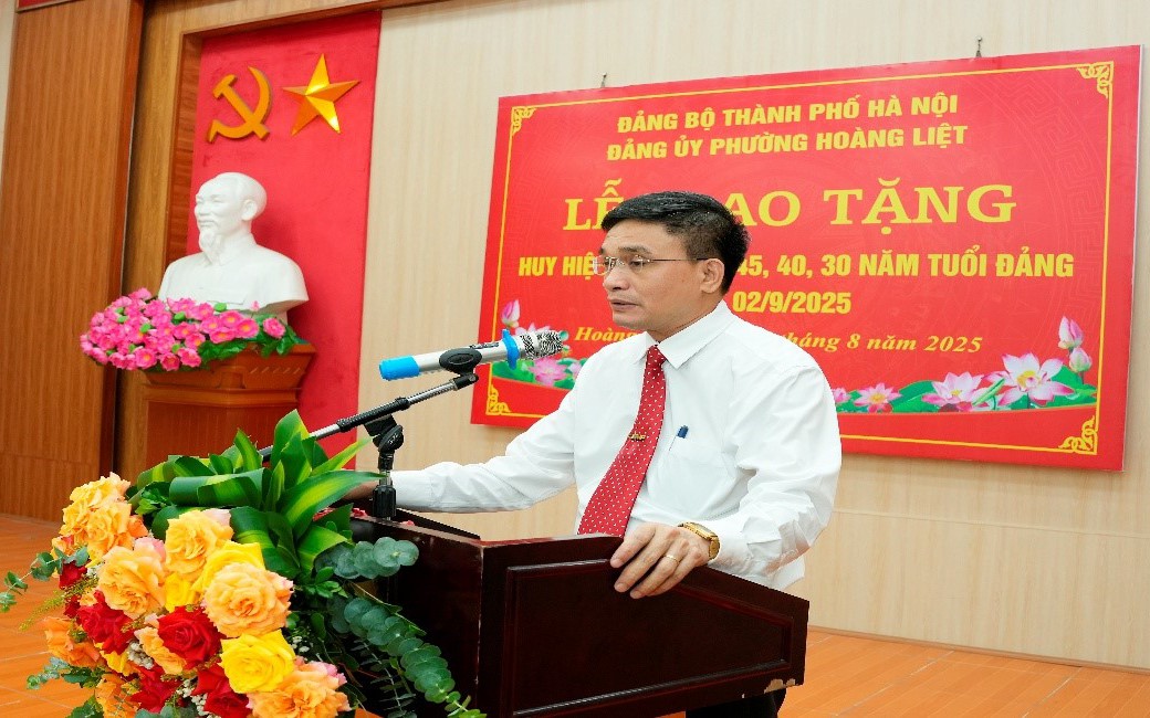 Đảng bộ phường Hoàng Liệt long trọng tổ chức Lễ trao Huy hiệu Đảng cho ...