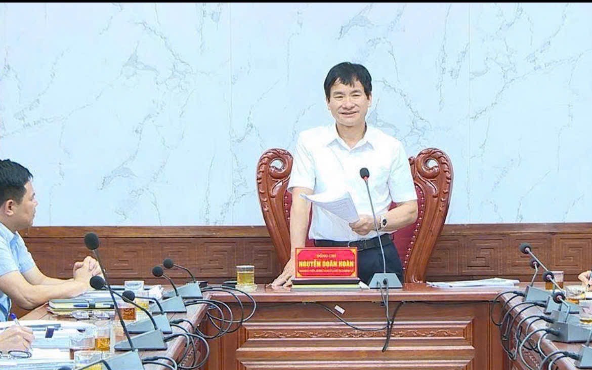 Đồng chí Bí thư Đảng uỷ xã Nguyễn Doãn Hoàn làm việc với Mặt trận Tổ ...