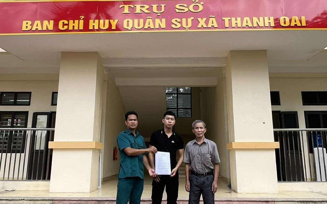 Thanh niên Thanh Oai hăng hái viết đơn tình nguyện nhập ngũ năm 2026
