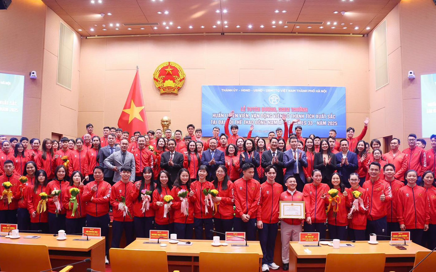 Vận động viên Nguyễn Hữu Định, xã Hưng Đạo được tuyên dương tại Lễ khen ...