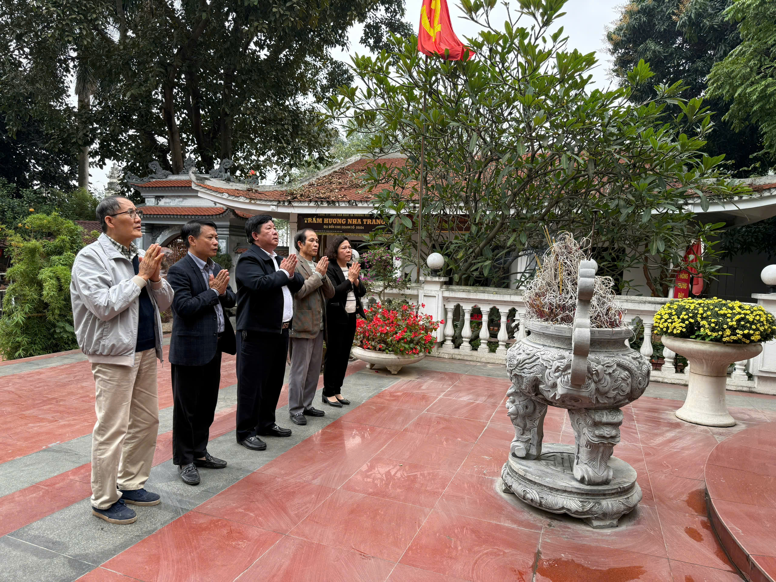 Phường Tây Hồ dâng hương tưởng niệm các anh hùng liệt sĩ nhân dịp Tết ...