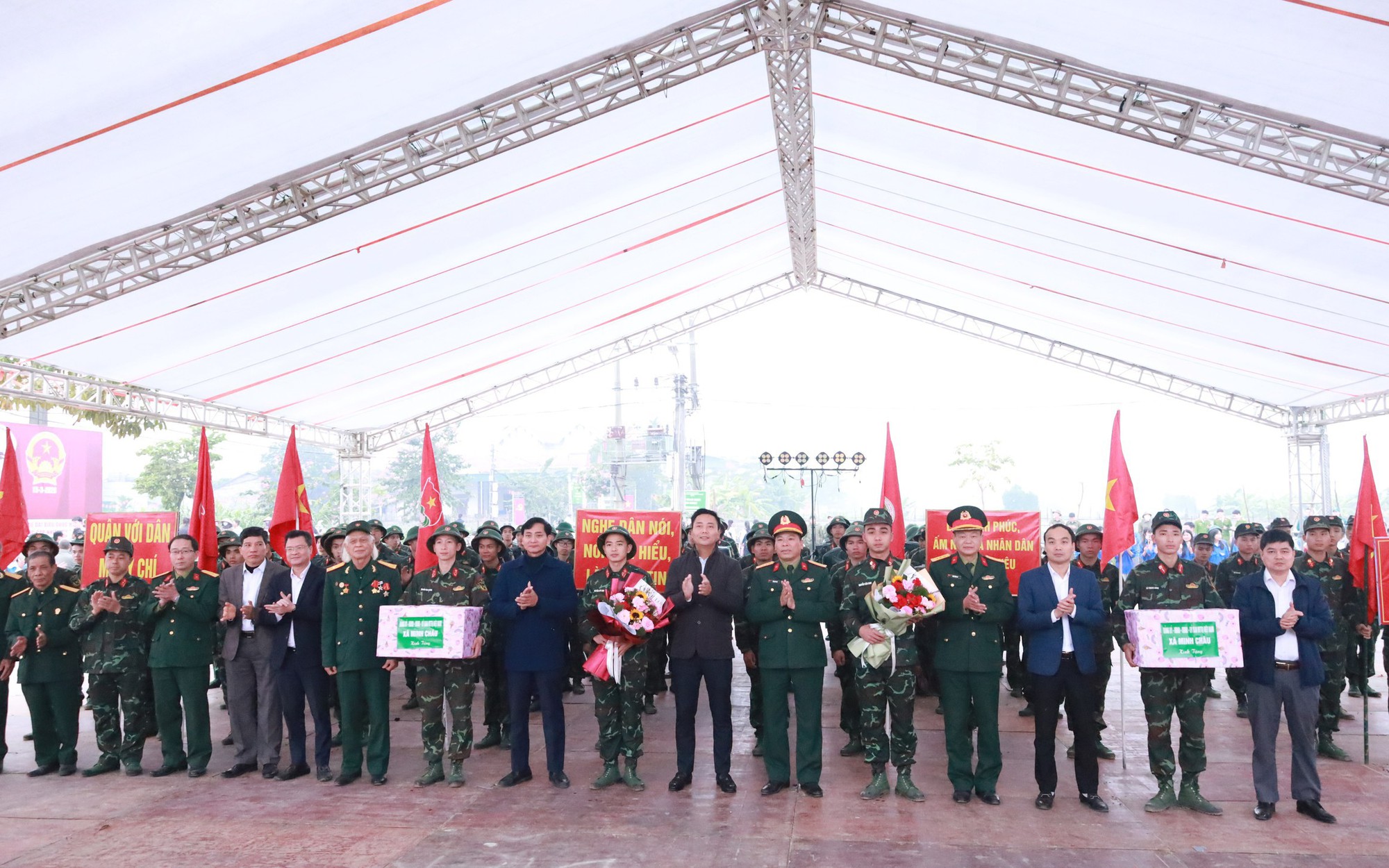Tết Quân Dân ở xã đảo Minh Châu: Nơi mùa xuân bắt đầu bằng những việc ...