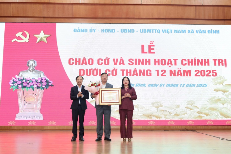 XÃ VÂN ĐÌNH TỔ CHỨC LỄ CHÀO CỜ VÀ SINH HOẠT CHÍNH TRỊ DƯỚI CỜ THÁNG 12/2025