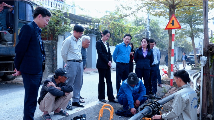 Lãnh đạo xã Vân Đình kiểm tra tiến độ thi công hệ thống nước sạch trên ...