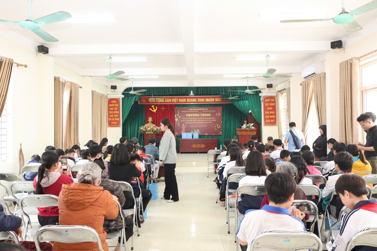 VÂN ĐÌNH: TRAO QUÀ TẾT CHO TRẺ EM CÓ HOÀN CẢNH ĐẶC BIỆT KHÓ KHĂN NHÂN ...